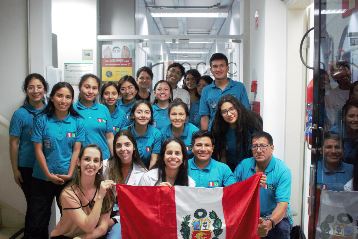 Graduandos e professor da UNASAM (Peru) visitam o OCRC | CEPID OCRC